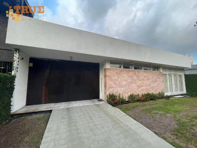 Casa com 4 Quartos e 3 banheiros à Venda, 300 m² por R$ 1.790.000
