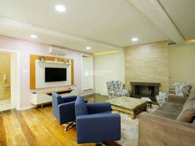 Casa com 4 quartos e 3 vagas no bairro Azenha
