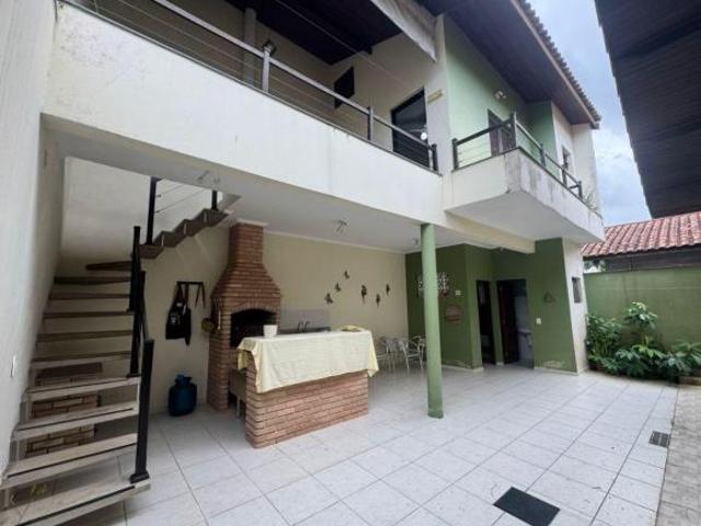 Casa com 4 quartos e área gourmet em Itanhaém