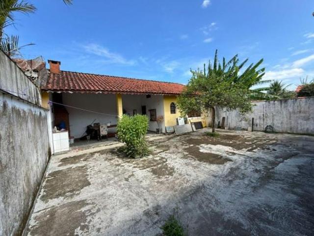 Casa com 4 quartos e churrasqueira em Peruíbe