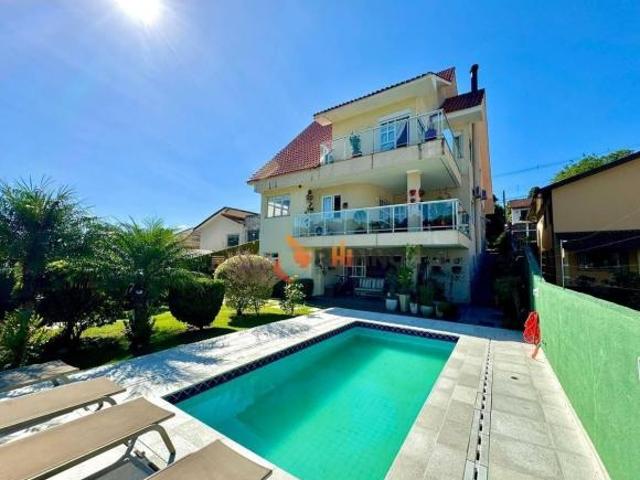 Casa com 4 Quartos e Piscina no Vista Alegre