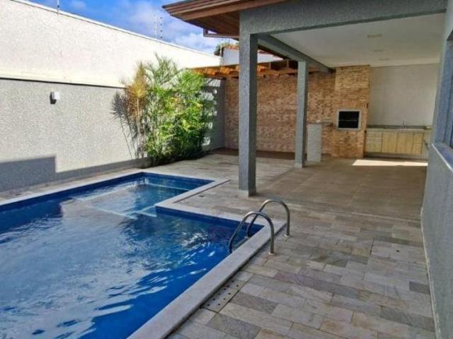 Casa com 4 quartos e piscina em Peruíbe