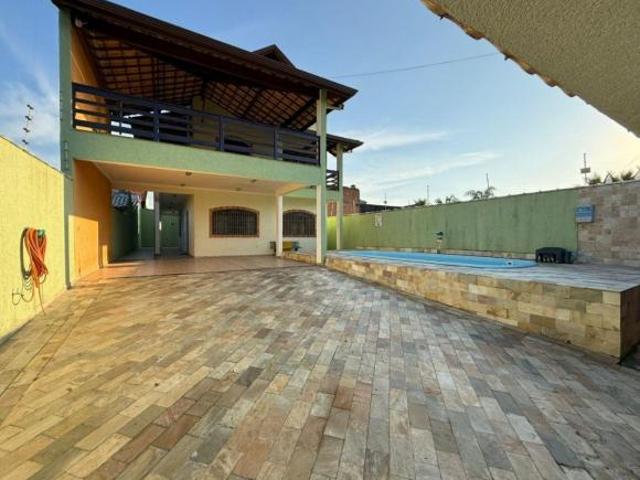 Casa com 4 quartos e piscina em Peruíbe
