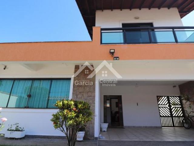 Casa com 4 quartos e piscina, localizada no Stella Maris em Peruíbe