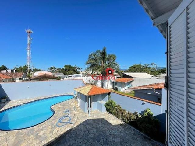 Casa com 4 quartos e pisicna em Praia de Leste