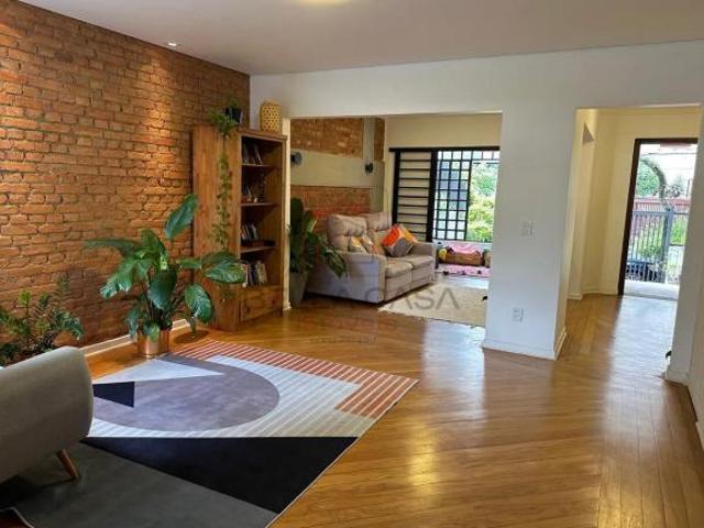 Casa com 4 quartos e quintal 100% reformada