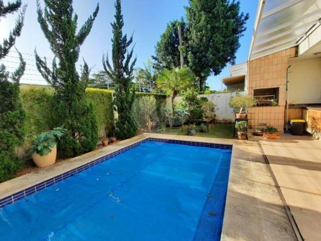 Casa com 4 quartos em condomínio com piscina e vista para a Chácara Flora