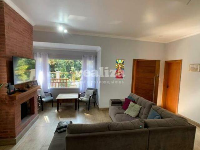 CASA COM 4 QUARTOS EM GRAMADO