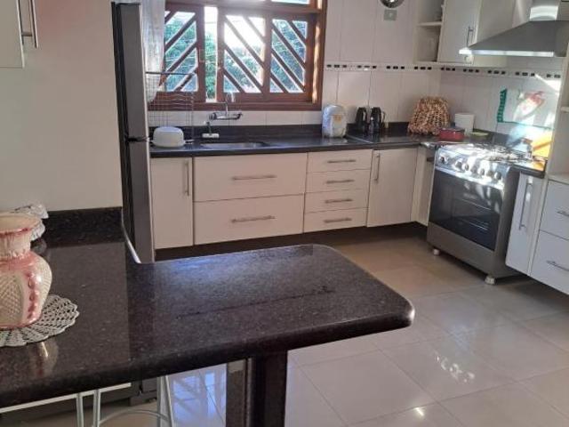 Casa com 4 quartos em Jardim Maia, 430 m² para venda