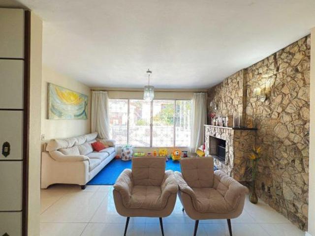 Casa com 4 quartos no Bairro Tristeza à 100 m da Av. Wenceslau Escobarr