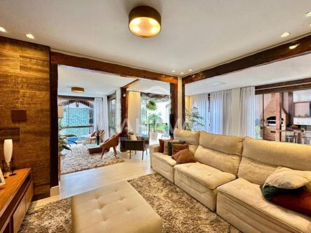 Casa com 4 Quartos sendo 3 suítes à Venda, 472m², Planalto, próximo ao restaurante Via Férrea