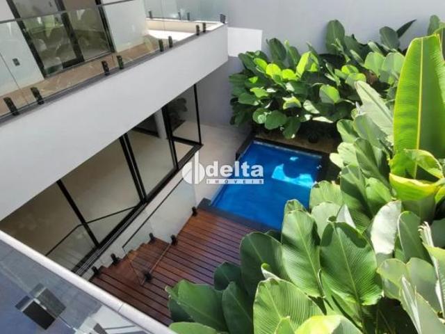 Casa com 4 quartos sendo 3 suítes disponível para venda no bairro Nossa Senhora Aparecida em Uberlân