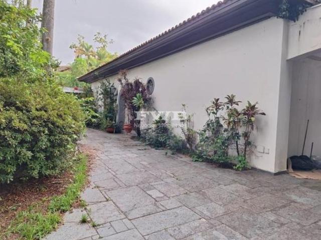 CASA COM 4 QUARTOS, SENDO 3 SUÍTES EM ALTO DE PINHEIROS