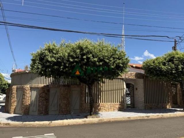 Casa com 4 quartos sendo 02 suítes na região sul de Londrina
