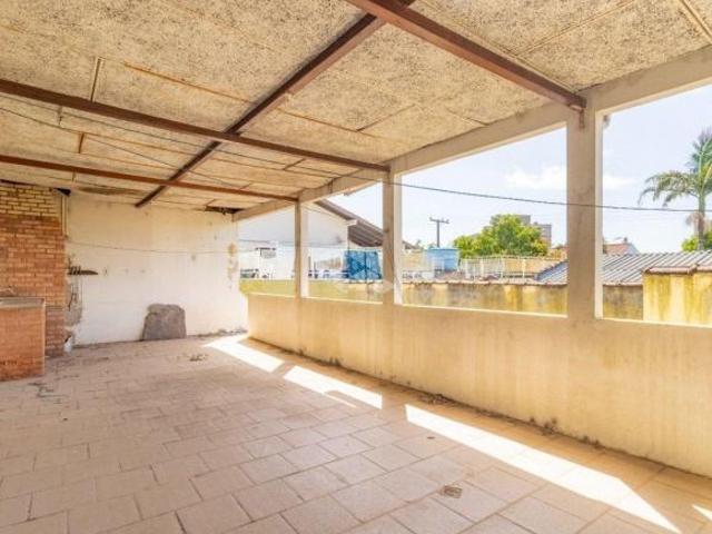 Casa com 4 quartos sendo 1 suíte, 3 banheiros, 3 vagas otima estrutura no bairro Sarandi