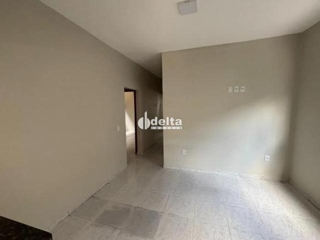 Casa com 4 quartos sendo 1 suite disponível para locação e venda no bairro Chácaras Tubalina e Quart