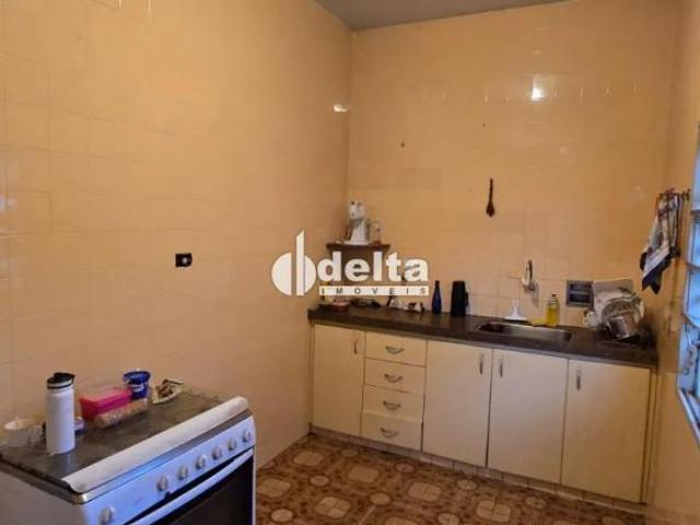 Casa com 4 quartos sendo 1 suíte disponível para venda no bairro Tabajaras em Uberlândia MG