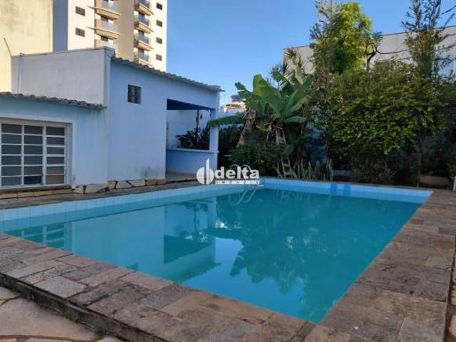 Casa com 4 quartos sendo 1 suíte disponível venda no bairro Brasil em Uberlândia MG