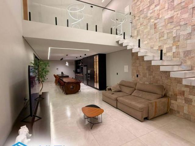 Casa com 4 quartos sendo 1 suíte Garagem para 4 carros Piscina