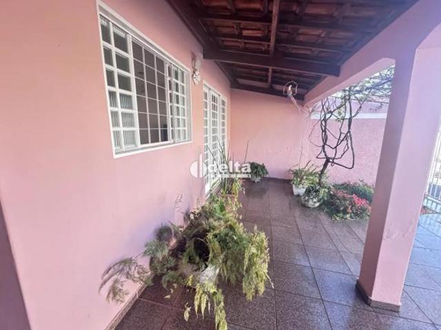 Casa com 4 quartos sendo 1 suíte para venda no bairro Nossa Senhora das Graças em Uberlândia MG