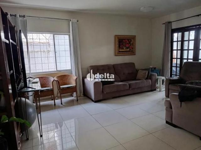 Casa com 4 quartos sendo 2 suíte disponível para venda no bairro Nossa Senhora Aparecida em Uberlând