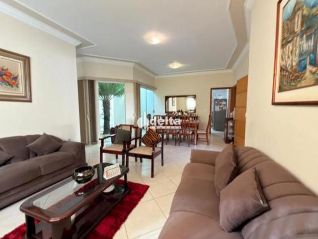 casa com 4 quartos sendo 2 suíte disponível para venda no bairro Nova Uberlândia em Uberlândia MG