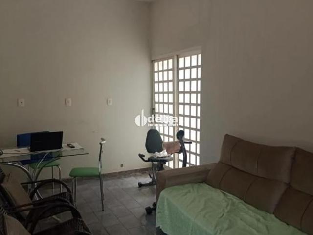 Casa com 4 quartos sendo 2 suíte disponível para venda no bairro Planalto em Uberlândia MG