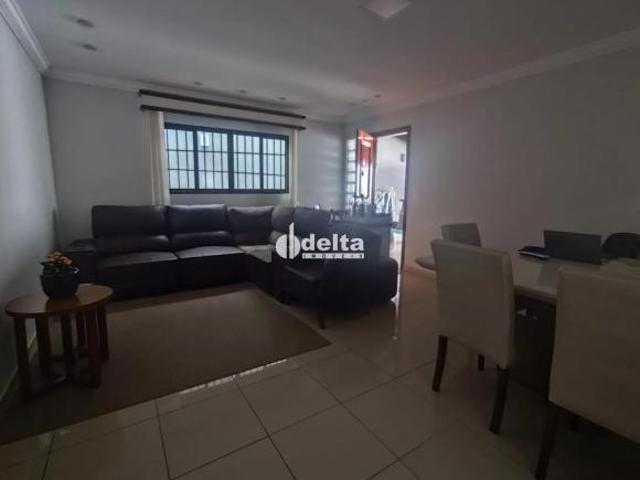 Casa com 4 quartos sendo 2 suíte disponível para venda no bairro Vigilato Pereira em Uberlândia MG