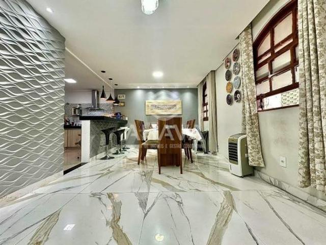Casa com 4 Quartos sendo 2 suítes à Venda, 360m², 4 Vagas, Itapoã, próximo à Avenida Dom Pedro I