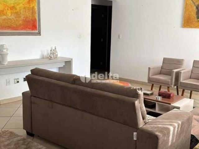Casa com 4 quartos sendo 2 suítes disponível para venda no bairro Morada do Sol em Uberlândia MG