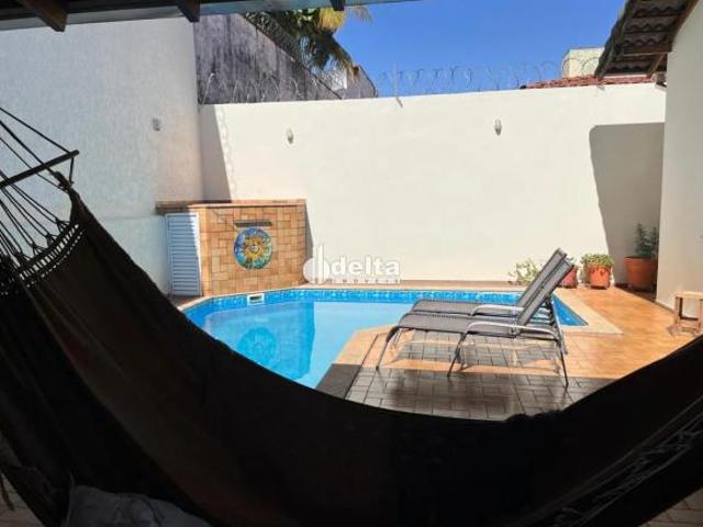 Casa com 4 quartos sendo 2 suítes disponível para venda no bairro Morada da Colina em Uberlândia MG