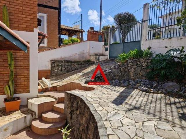 Casa com 4 quartos, sendo duas suítes, no bairro Vale dos Pinheiros, em São Lourenço/MG