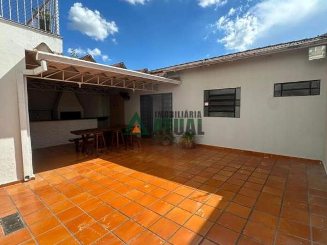 CASA COM 4 QUARTOS SENDO UMA SUÍTE A VENDA NA REGIÃO CENTRAL