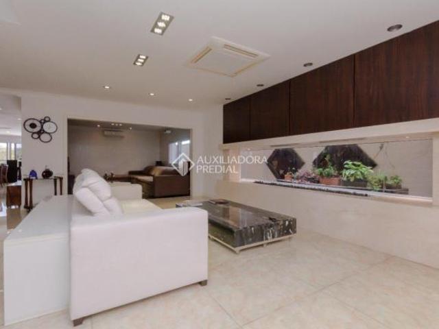 Casa com 4 quartos / suiítes no condomínio Terraville