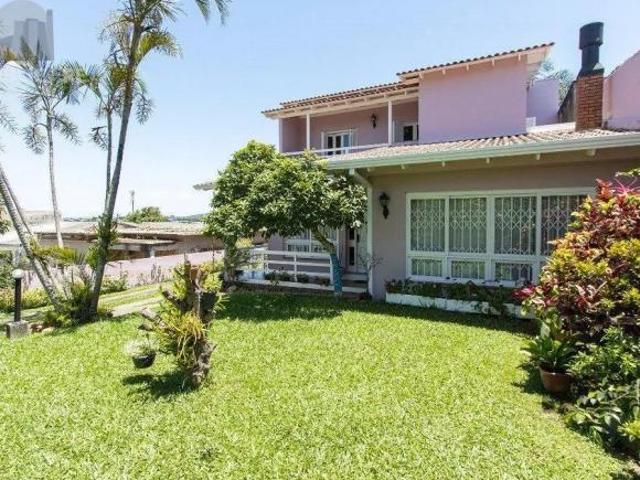 Casa com 4 quartos, suíte, churrasqueira, lareira, garagem coberta e lindo jardi