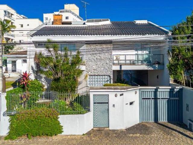 Casa com 4 quartos suítes, 6 vagas, amplo terreno Portão 2.000.000,00