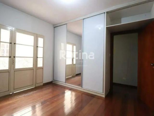 Casa com 4 Quartos para alugar, 300m² Marta Helena