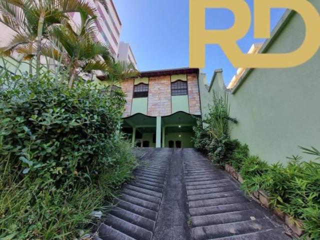 Casa com 4 quartos, piscina e área de lazer a venda no Bairro Sagrada Família