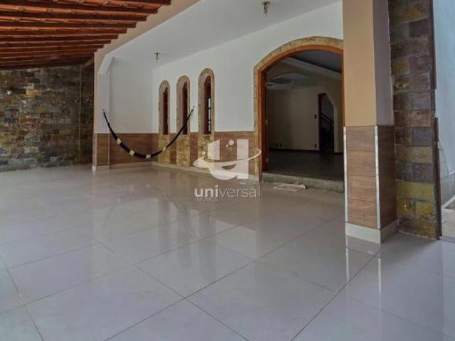 CASA COM 4 QUARTOS, PISCINA E GARAGEM PARA 5 CARROS
