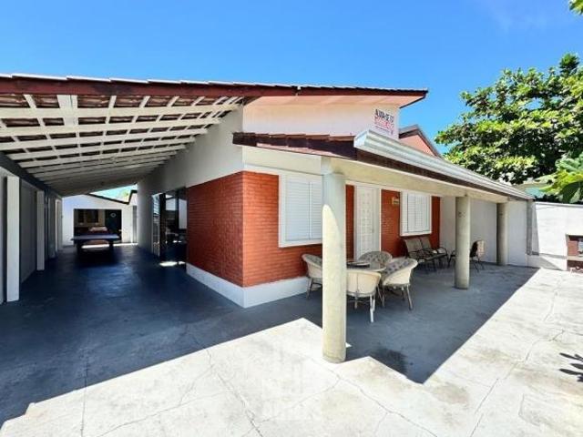 Casa com 4 quartos, piscina e perto do mar