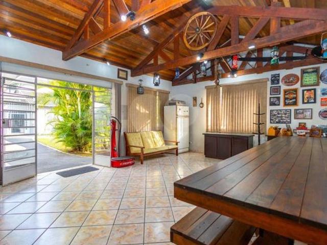 Casa com 4 quartos, piscina em Santa Felicidade