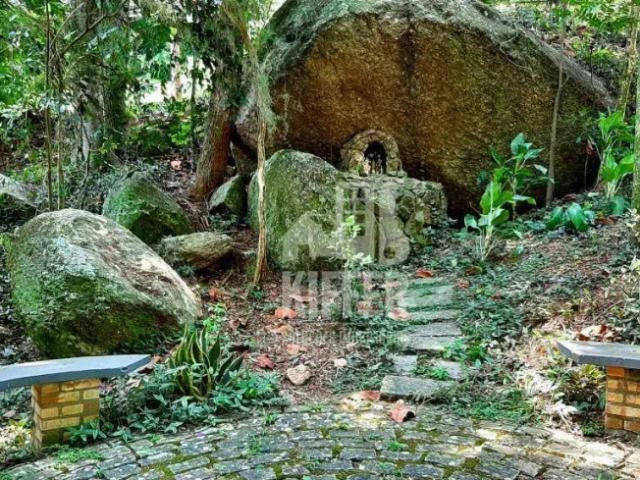 Casa de Alto Padrão com Piscina e 3 Suítes em Condomínio Conceituado