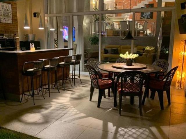 Casa com 4 suítes, 4 vagas Condomínio Itahye Tamboré