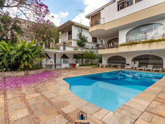 Casa com 4 Suítes, 4 vagas, e 6 banheiros à Venda, 750 m²