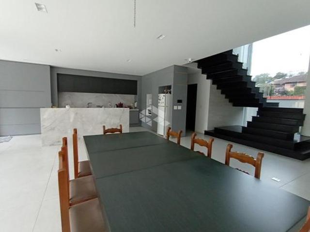 Casa com 4 suítes, 4 vagas garagem e piscina no Salgado Filho