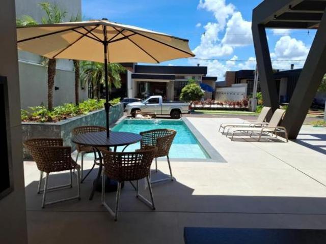 CASA COM 4 SUÍTES, 5 VAGAS DE GARAGEM E PISCINA NO CONDOMÍNIO MIRANTE DO RIO PARANÁ EM PORTO RICO