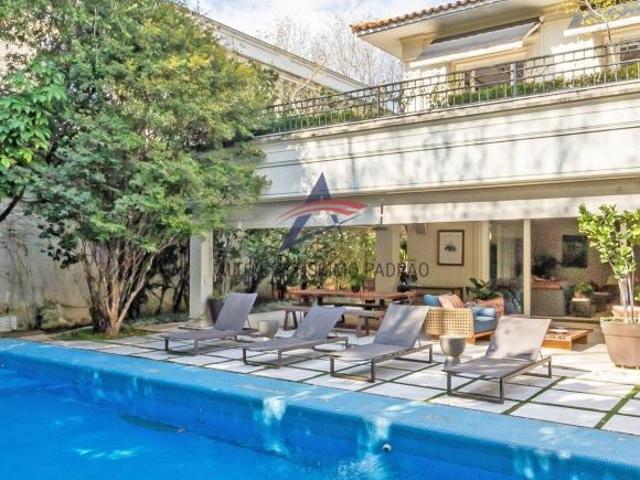 Casa com 4 suítes 6 vagas a venda no Jardins