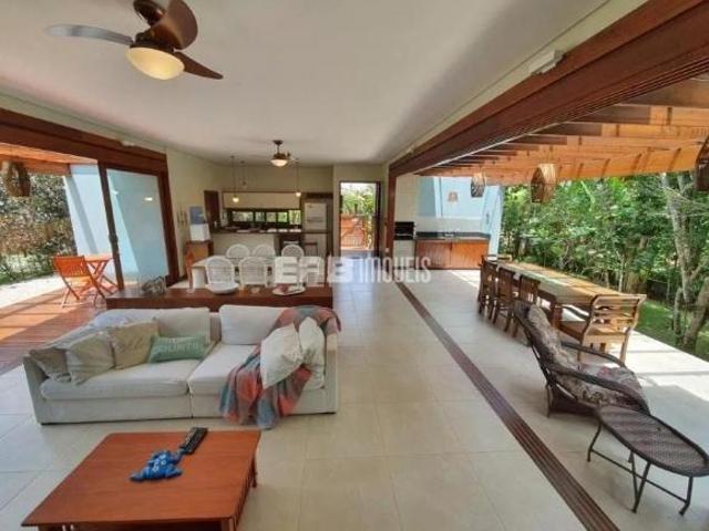Casa com 4 suítes à venda na praia de Itamambuca, Ubatuba