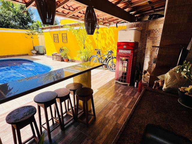 Casa com 4 suítes a 400 m da praia