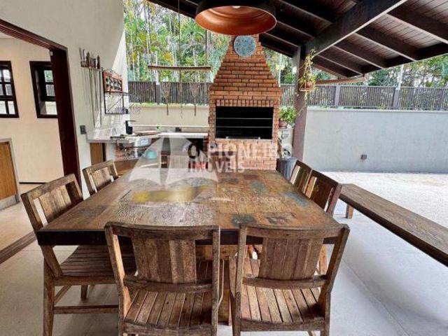 Casa com 4 suítes a 650m da praia de Barra do Una